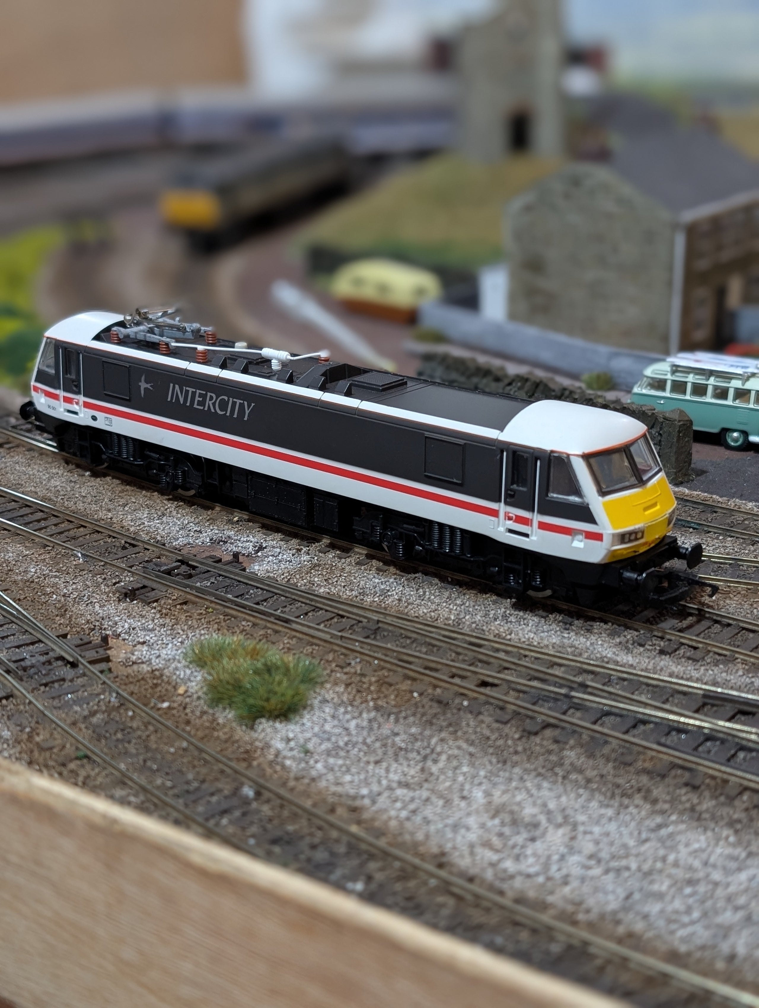 Hornby Intercity Swallow class 90 | Pezza's Trains